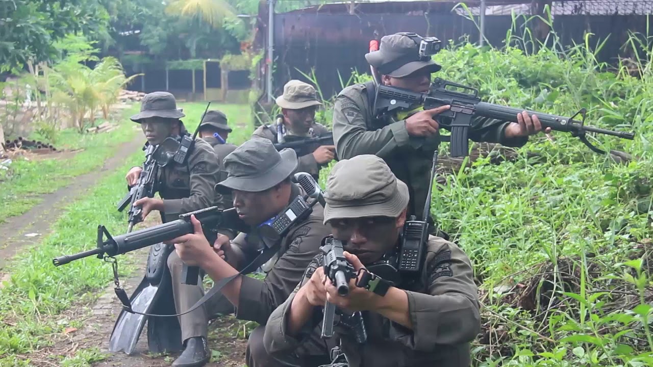 Latihan Infiltrasi Air Satuan Perlawanan Teror - PASUKAN GEGANA Korps ...