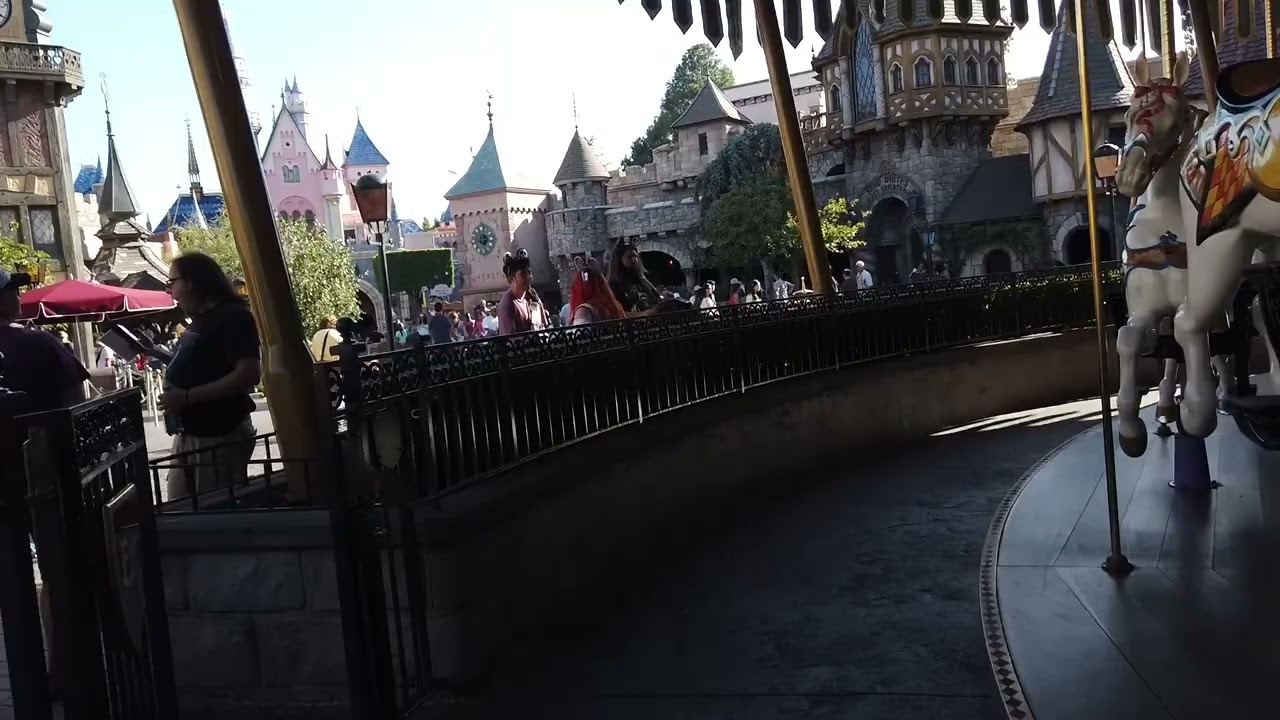 King Arthur Carrousel Full Ride & Queue 2019 | 5 Minute Wait ...