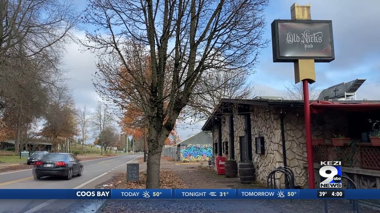 Old Nick's Pub hosts free Thanksgiving dinner - YouTube