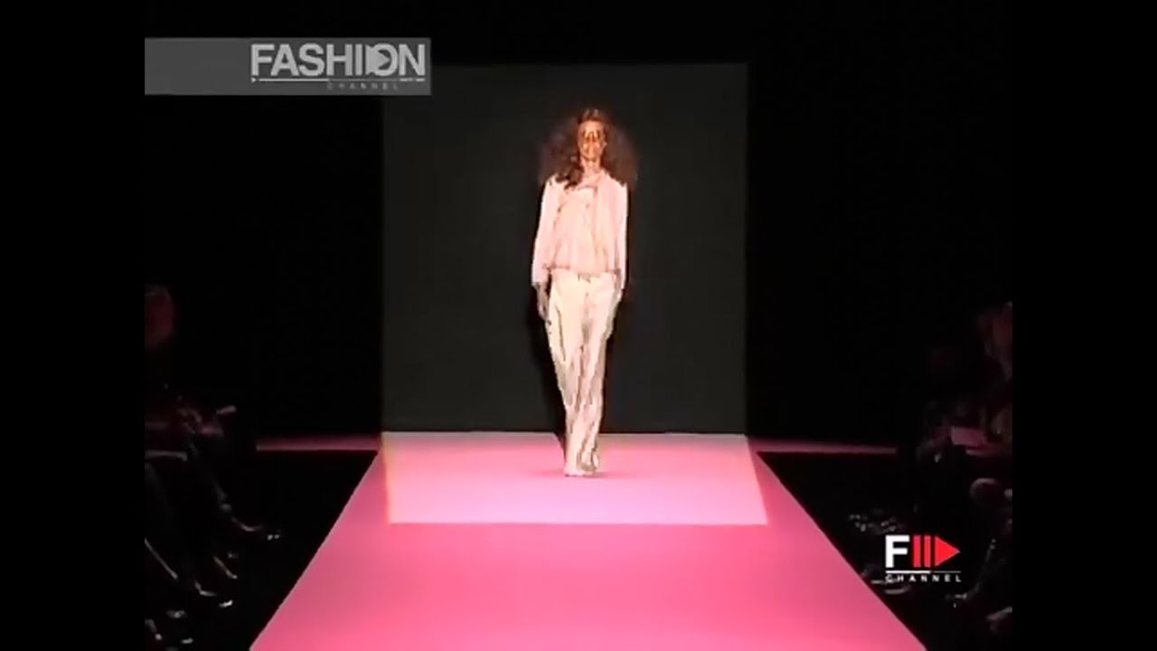 Gucci spring-summer 2002 OFFICIAL AND ORIGINAL VIDEO - YouTube