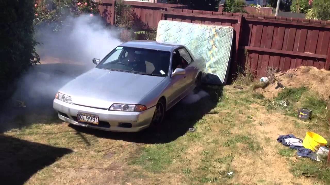 2013 r32 skyline driveway skids - YouTube