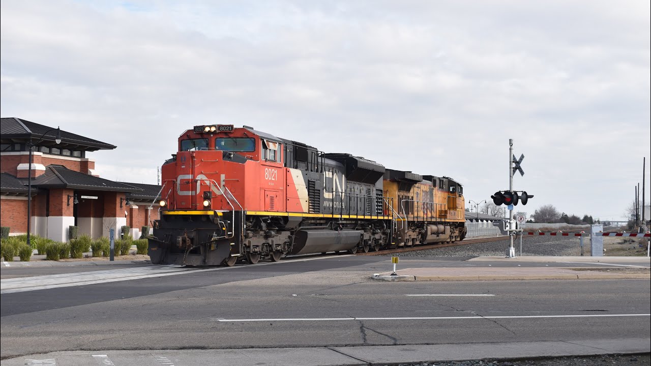 CN #8021 Leads A Power Move Through Manteca - YouTube