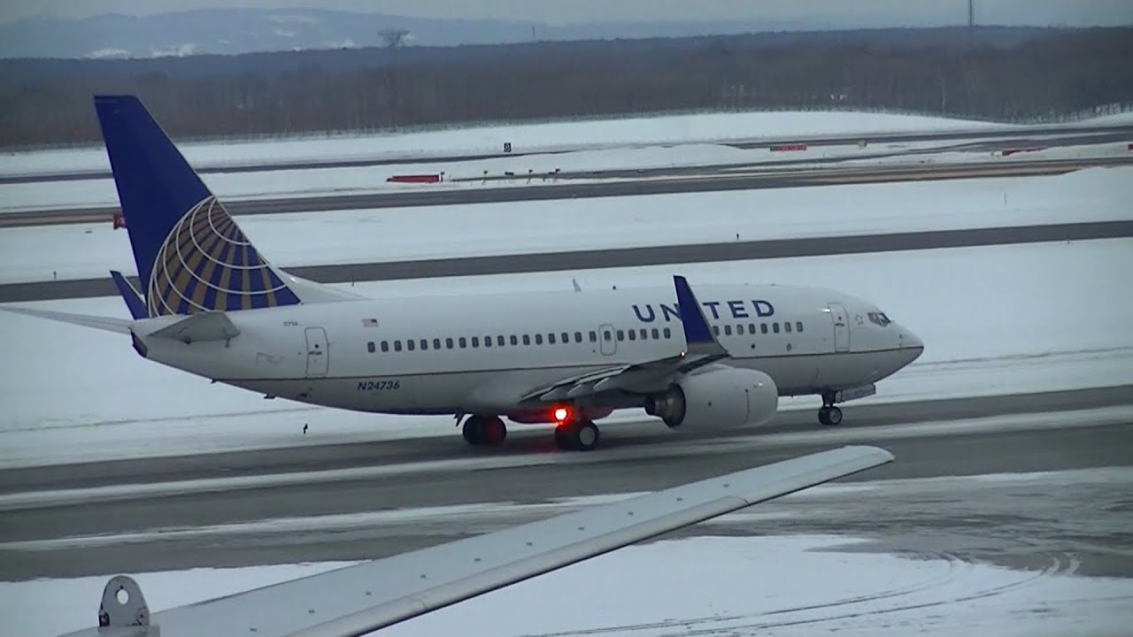 United Airlines Boeing B737 takeoff to GUAM @New Chitose Airport - YouTube