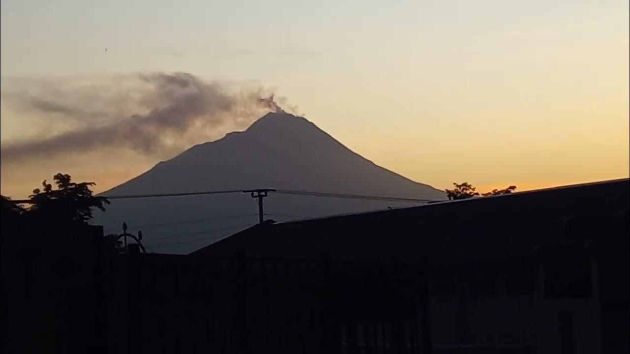 Kepulan asap dari puncak Gunung Merapi terlihat dari Kebun Raya Gunung Tidar Kota Magelang - YouTube
