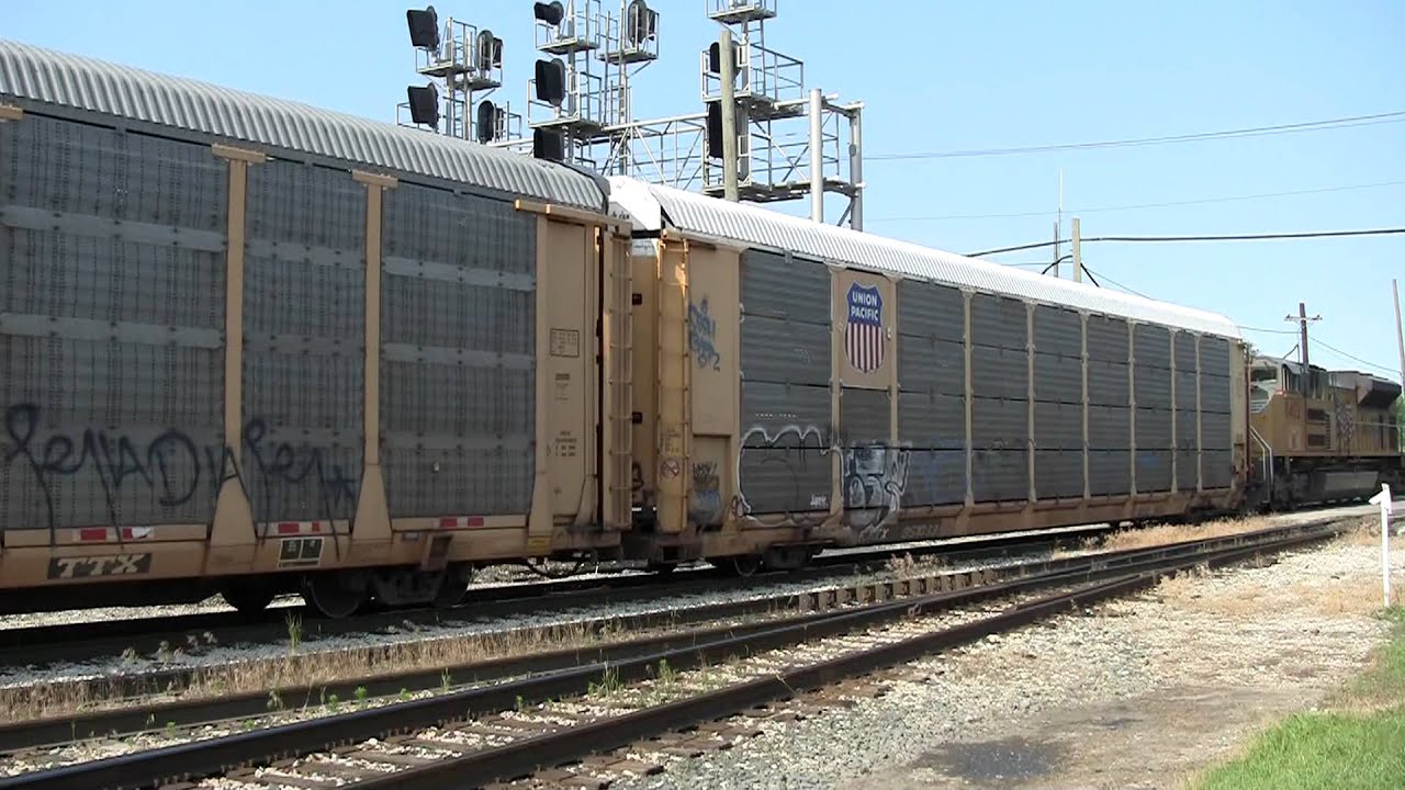 UP 7756 West Passes CSX 5006 West @ Dolton, IL - YouTube