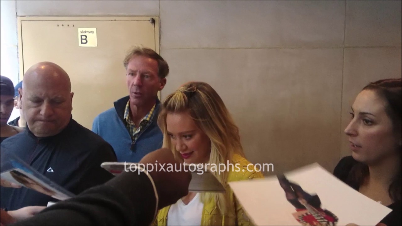 Hilary Duff - SIGNING AUTOGRAPHS while promoting in NYC - YouTube