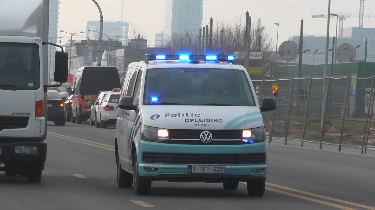 (Rijopleiding) 2X Politie Transporter Rijopleiding over de Noorderlaan ...