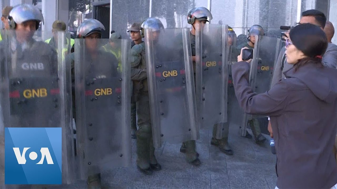 Venezuela National Guard Prevents Press from Entering Parliament - YouTube