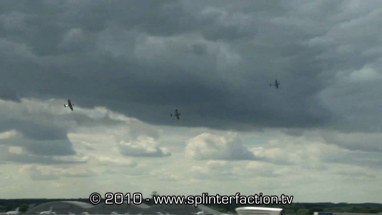 ME109 and Spitfire formation flight display at Farnborough ...