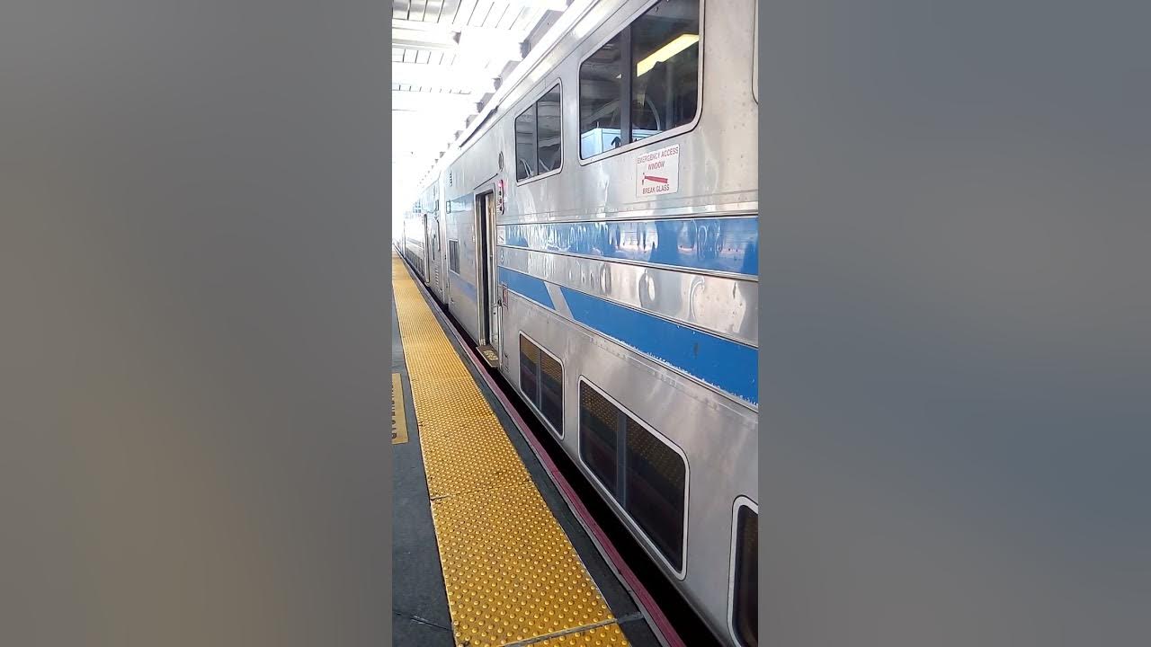 Patchogue Bound DE30AC LIRR train entering and leaving Jamaica - YouTube