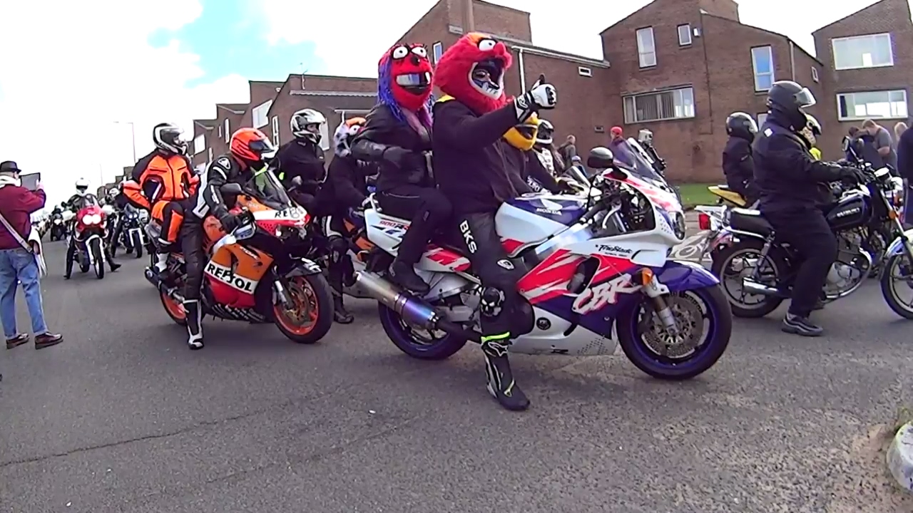 Wirral Egg Run 2017, At the start. - YouTube