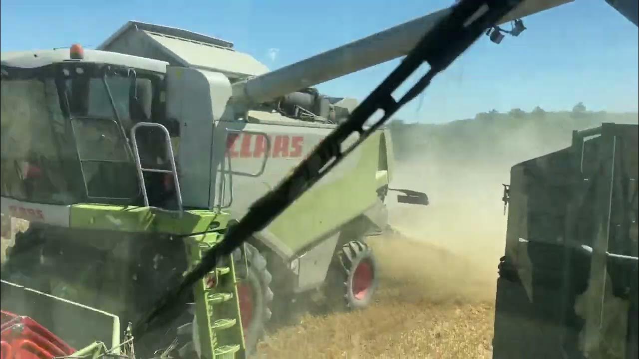John Deere 7290R und Claas Lexion 520 tanken Weizen im fahren ab. - YouTube