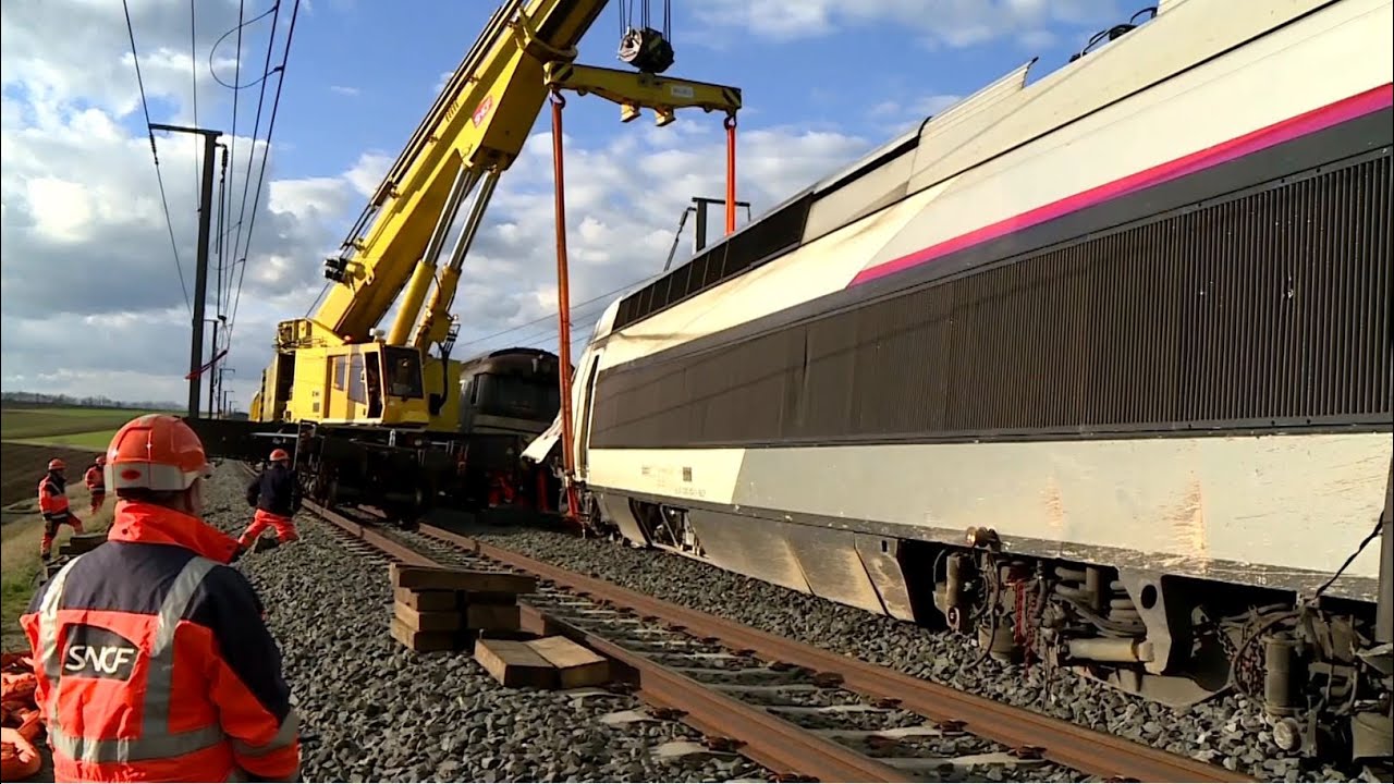 La motrice du TGV Est sortie des voies relevée et évacuée - YouTube