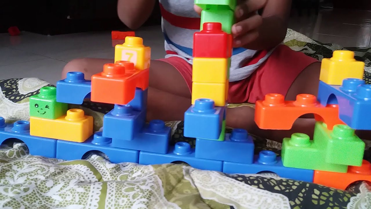 Kid playing with color blocks - YouTube