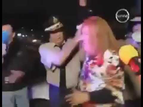 Sarhoş kadın polise yumruk attı