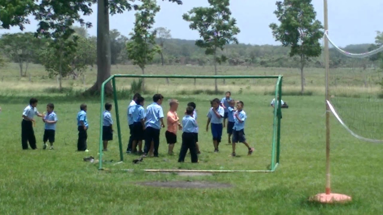 Brandon Hookey races with the school kids n Belize - YouTube