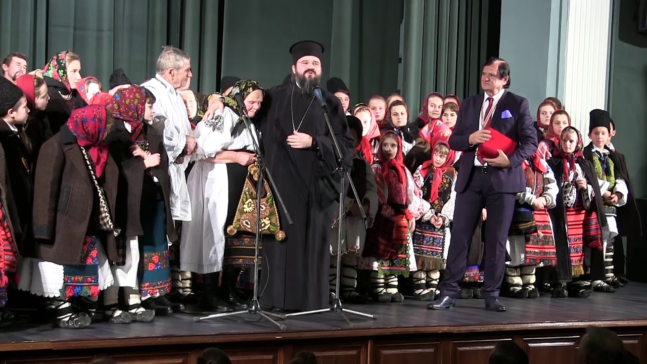 Parintele Episcop Macarie Drăgoi sărută cu recunoștință mâinile ...