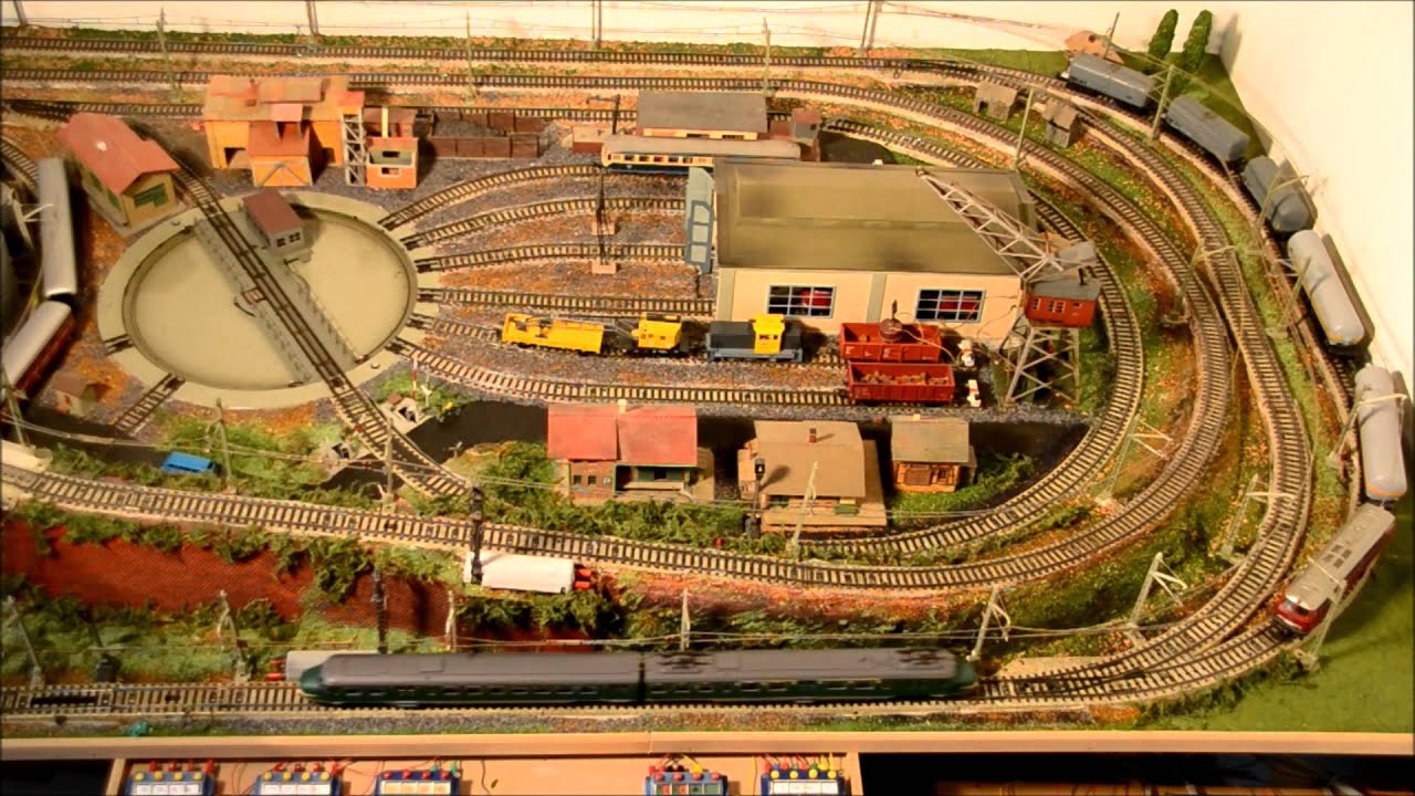 Analog Marklin trainscenery with 4 independent locs. - YouTube