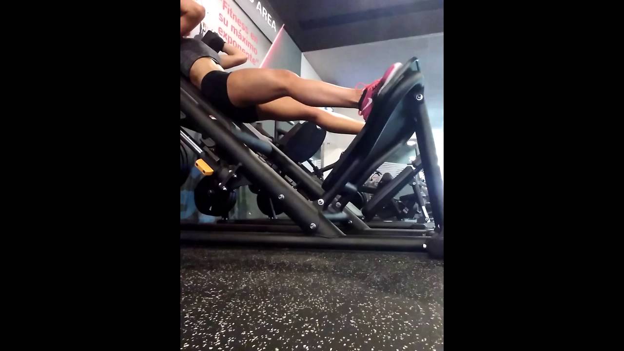 Sentadilla hack pies separados - YouTube