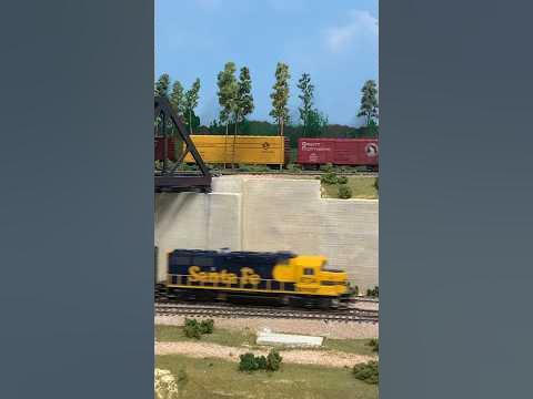 2 Trains Meetup In SAMRA#sanantonio #modeltrains #texas #hoscale #funrun #bnsf #bnsfrailway #GN ...
