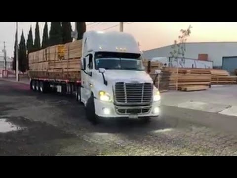 Tráiler cargado de madera 📷 Bernardo Molina - YouTube