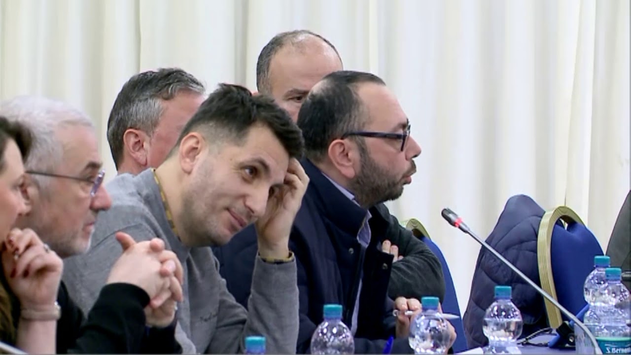 Paketa antishpifje/ Erion Kristo thirrje gazetarëve: Mos e çani ...