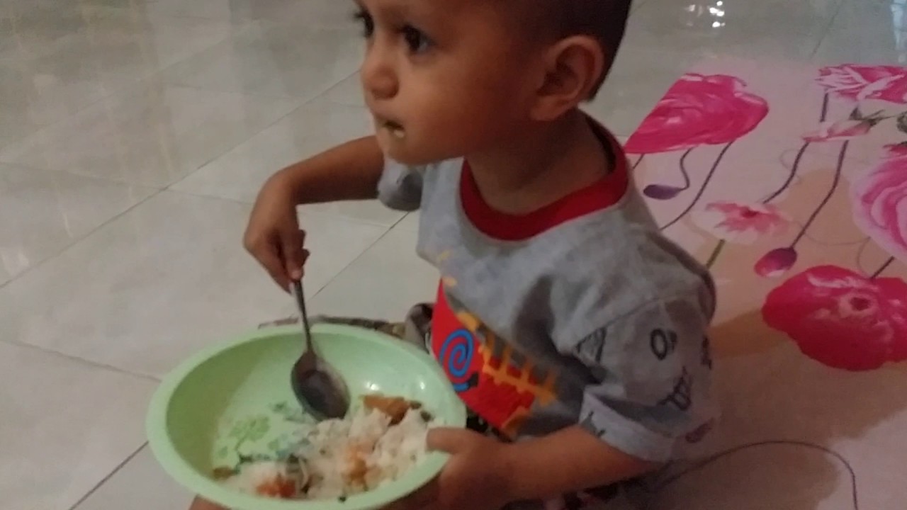 Belajar Makan Sendiri Little Child Learn To Eat Himself - YouTube