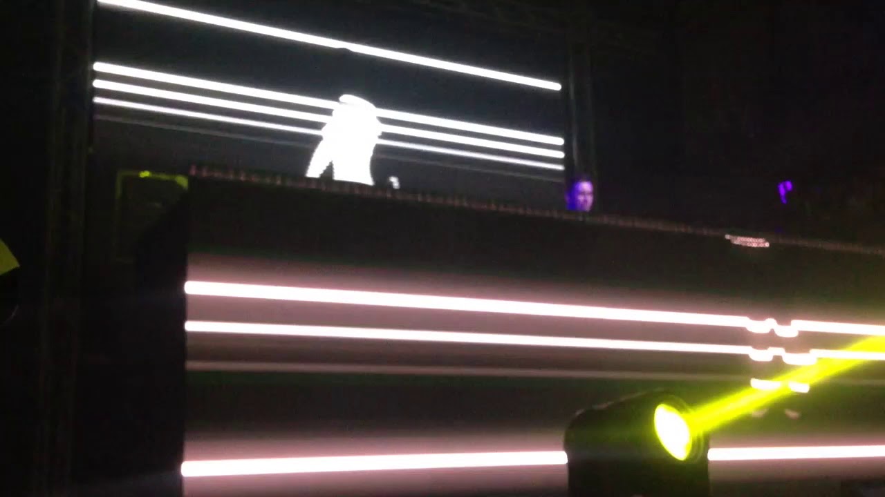 Hardwell at Amnesia, Show me love RMX - YouTube