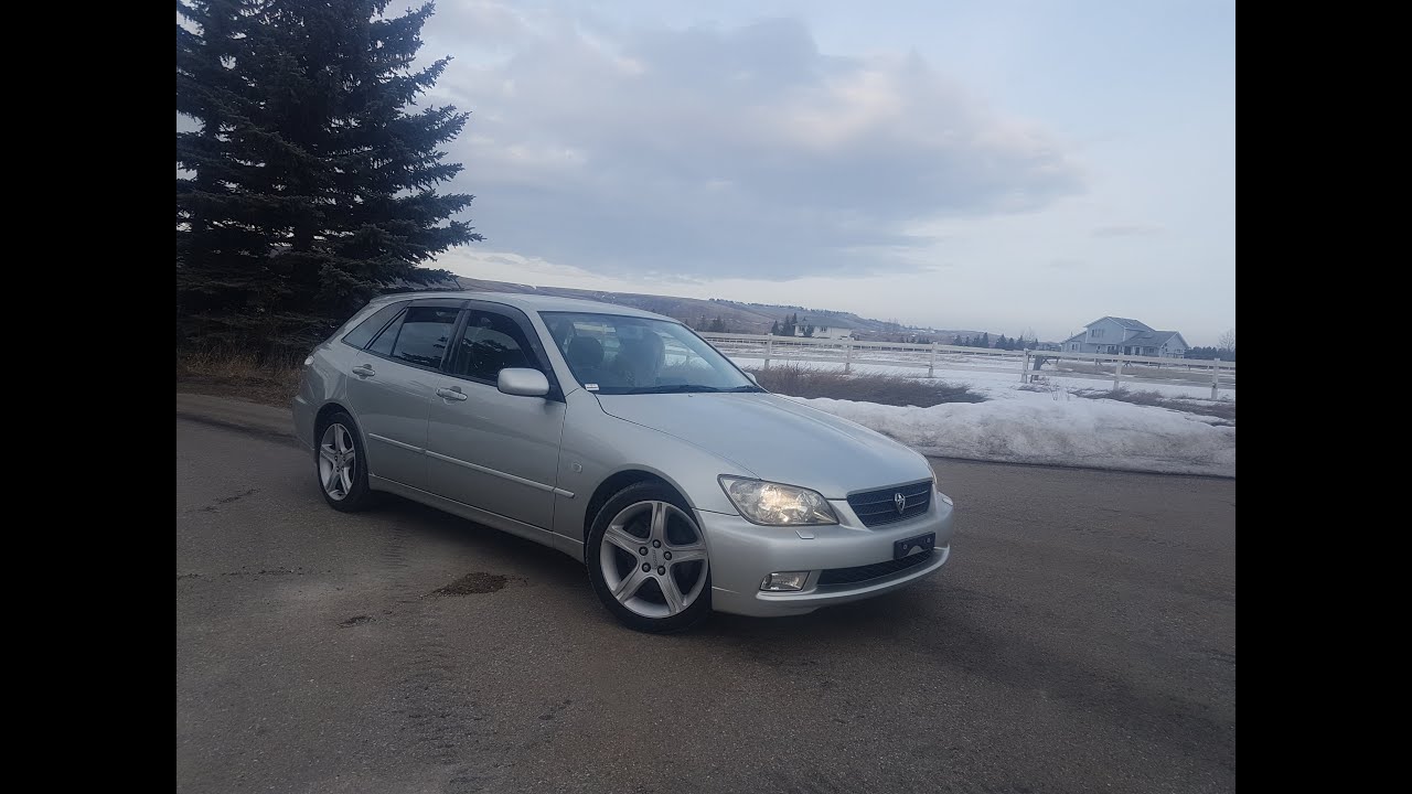 Toyota altezza gita headlight bulb removal - YouTube