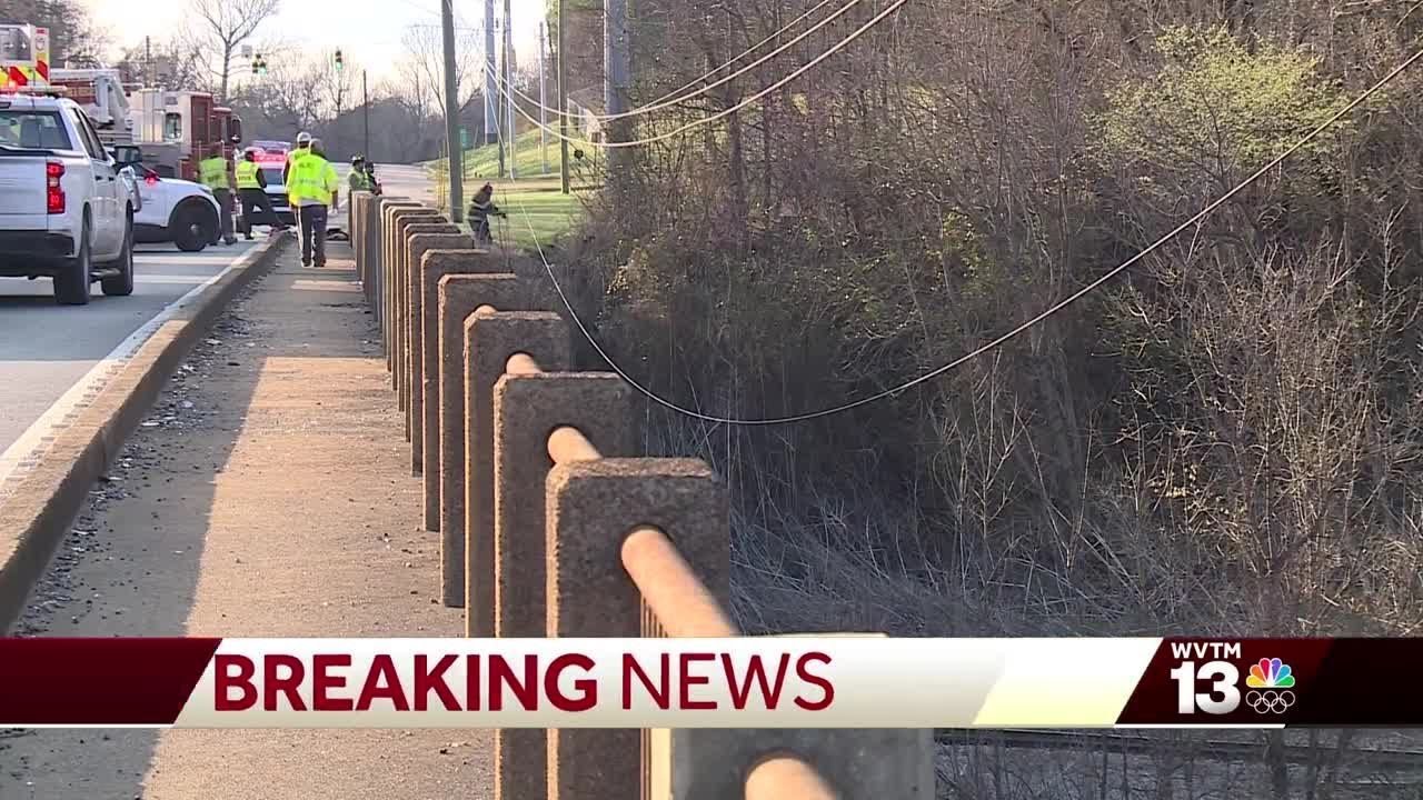 People trapped in wreckage on Bankhead Highway - YouTube