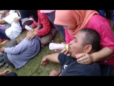 lomba nyusui dedek.... lucu....