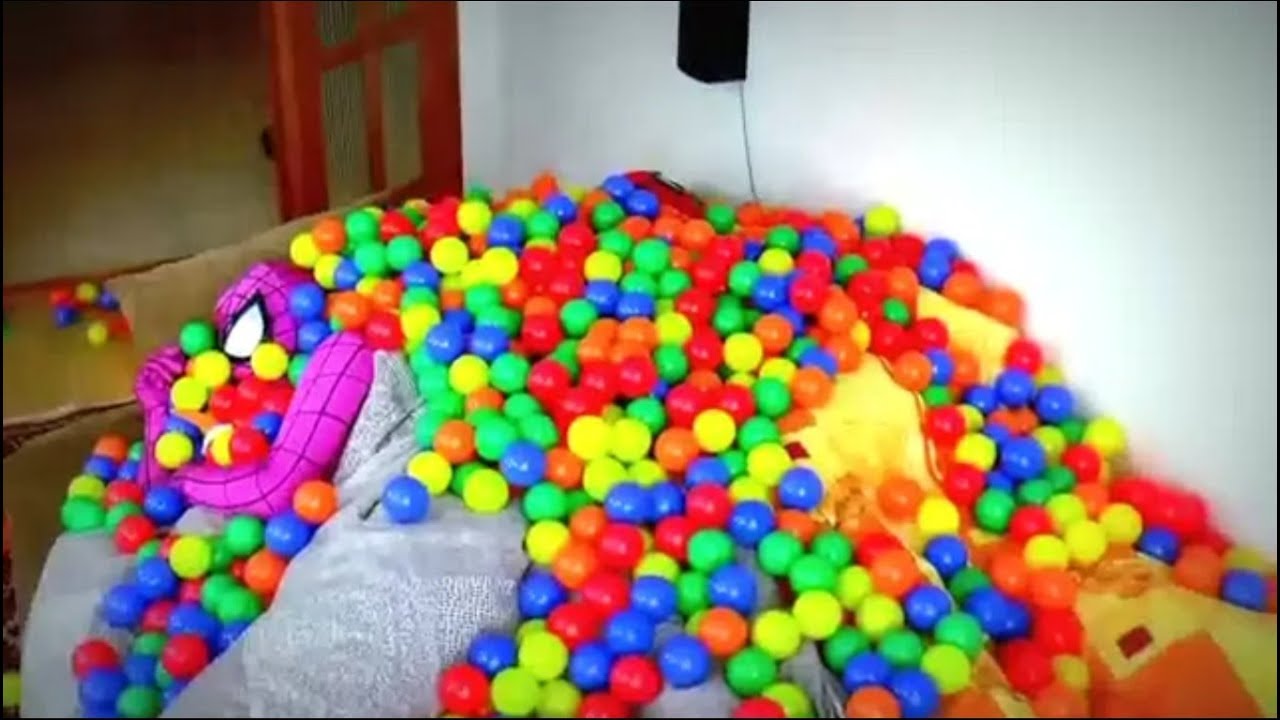 Spiderman y Scream Jugando a Los Bolos - YouTube