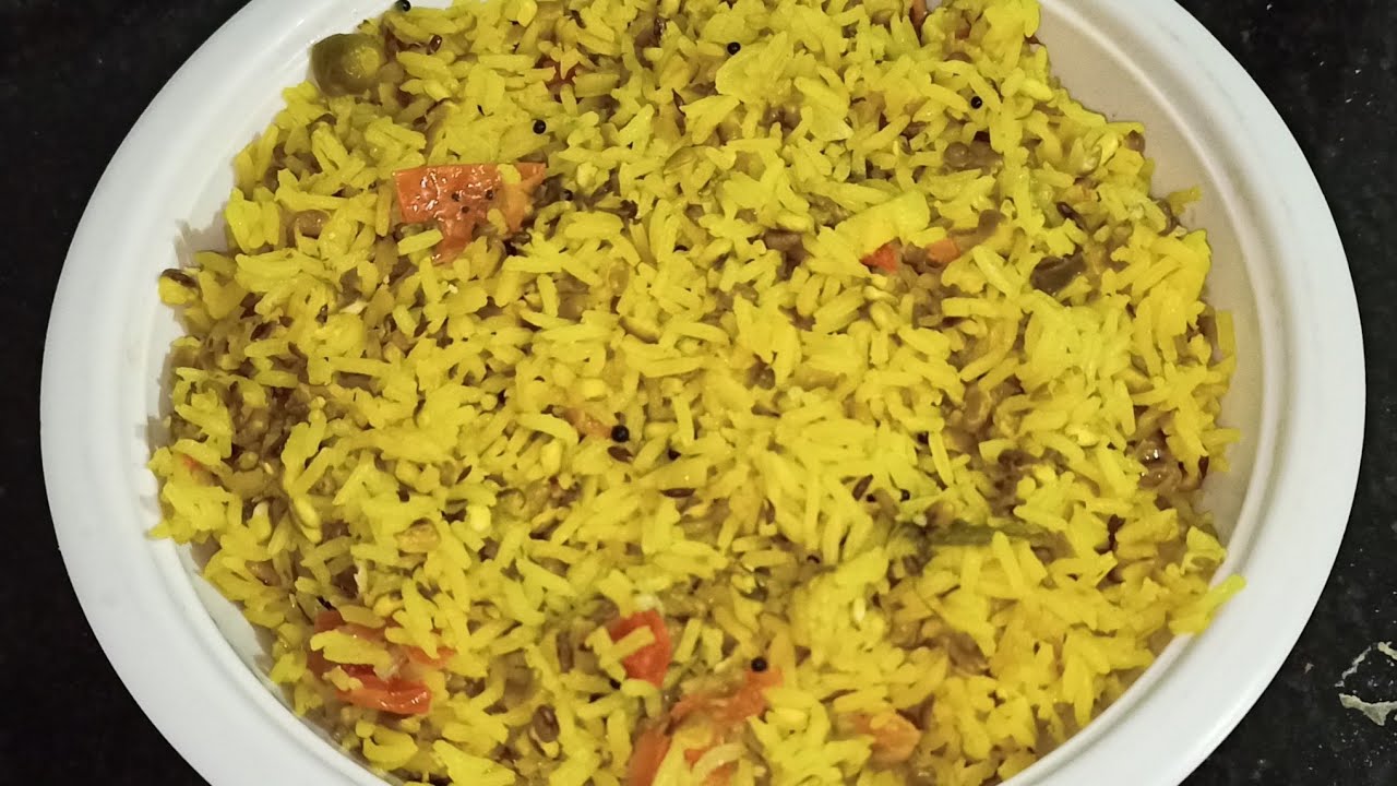 तांदूळ आणि मूग डाळीची खिचडी | Rice and moong dal khichdi recipe in ...