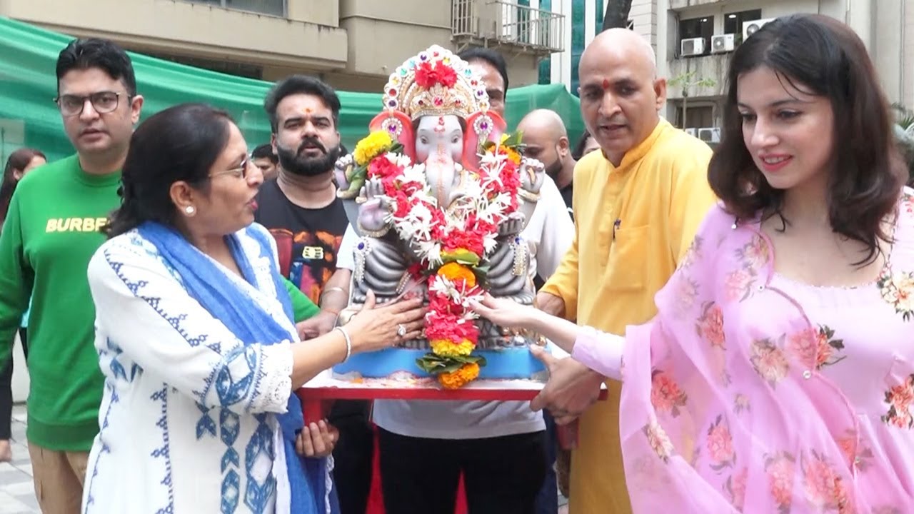 Divya Kaushal और Bhushan Kumar ने T-Series office से की Ganpati Bappa ...