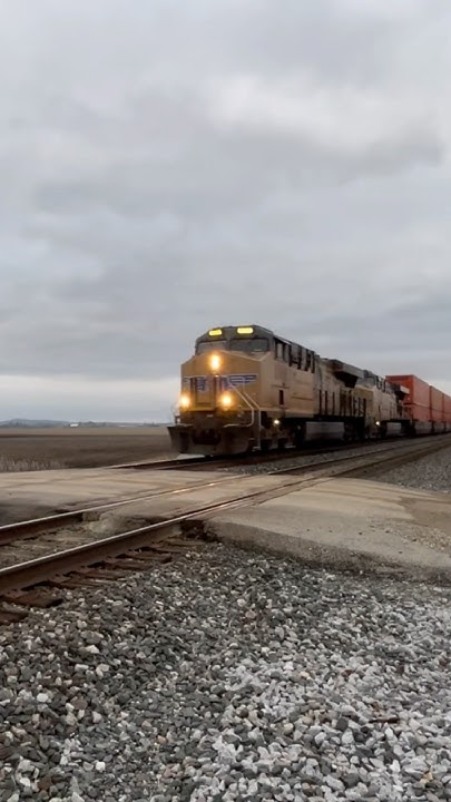Union Pacific zipping through the turkey creek crossing on CSX I-191 - YouTube
