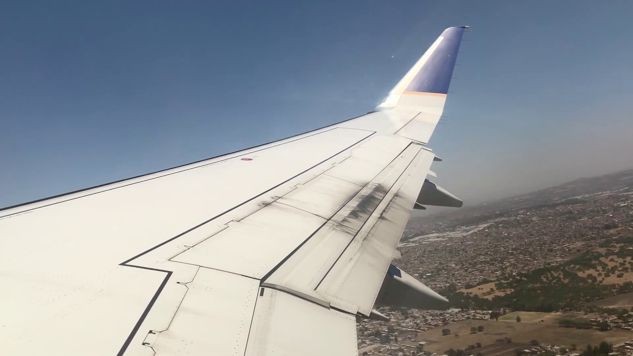 United Airlines (E175) take off from Guadalajara to Houston - YouTube