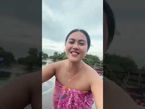 GADIS DAYAK CANTIK BIASANYA MANDI DI PARIT SEKRANG BERANIKAN DIRI MANDI DI SUNGAI KAPUAS