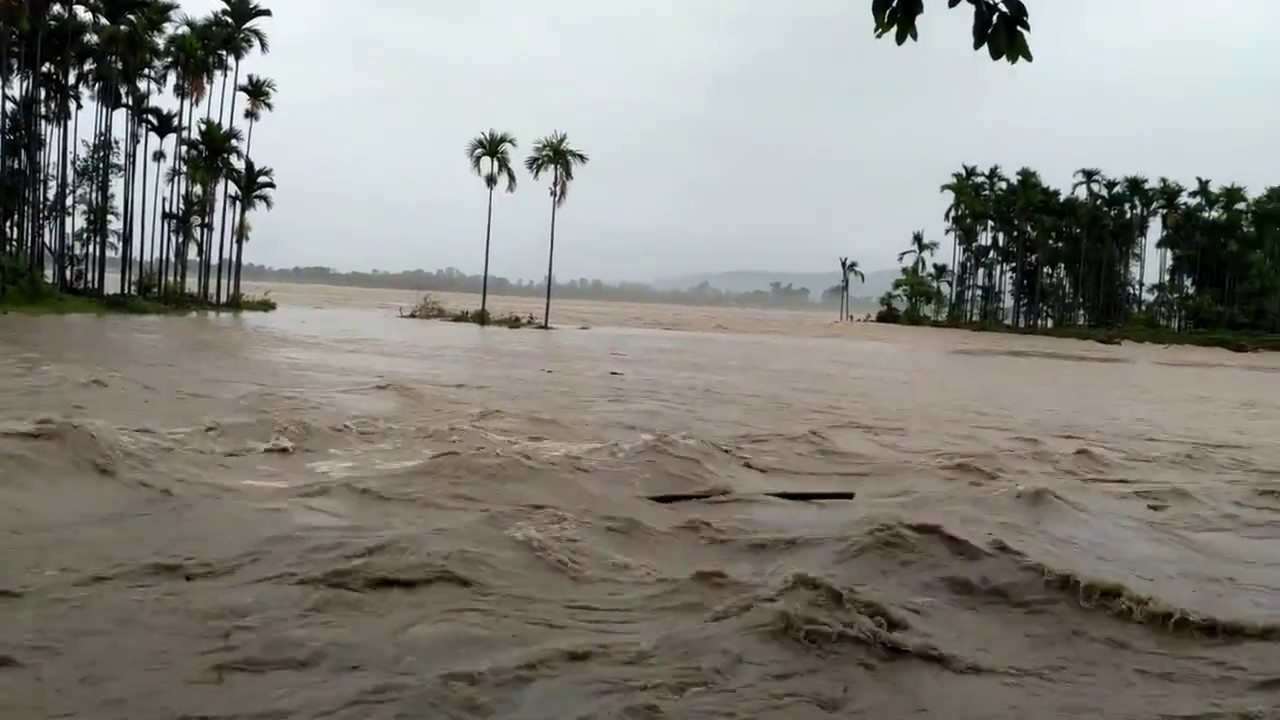 SCARY Flash Flood Caught On Tape! - BIG Flash Floods - A.R - YouTube