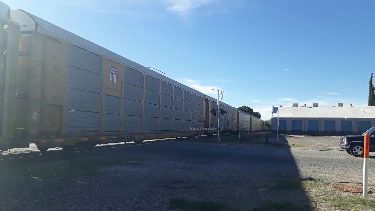 CSX 572 and Union Pacific 8569 pulled international freight train (3 ...