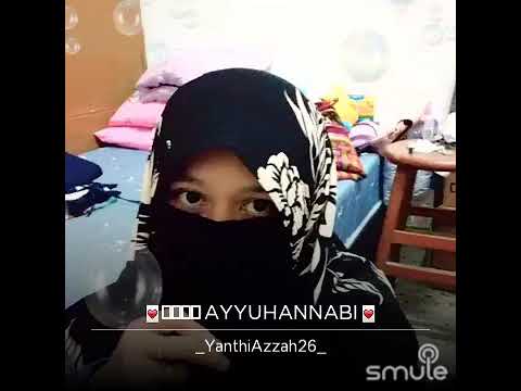 Suara merdu di balik jilbab hitam
