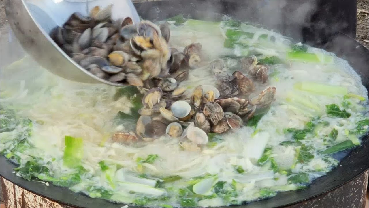 시원하고 칼칼한 바지락 칼국수 Bajirak-kal-guksu 🍜🍜 - YouTube