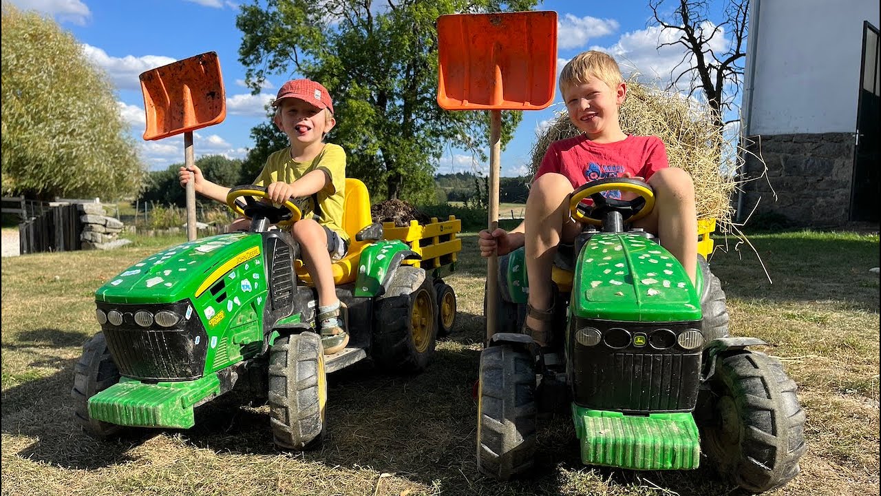 Hra a práce na farmě se 2 traktory John Deere | Traktory pro děti - YouTube