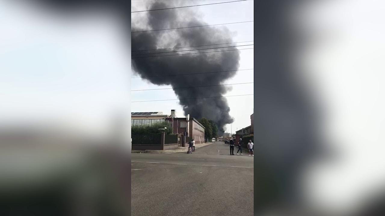Incendio alla Nitrolchimica: la colonna di fumo nero ripresa dalla ...