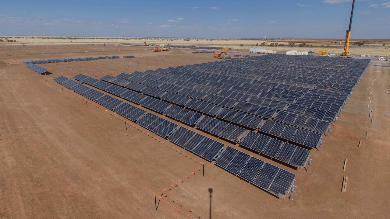 Installing the world’s largest modular and movable solar farm - YouTube