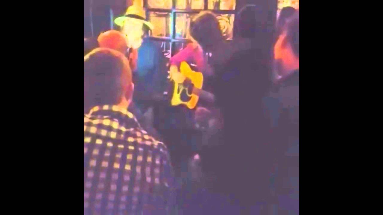 Liam Gallagher singing Stop Crying Your Heart Out with fans in Malta on ...