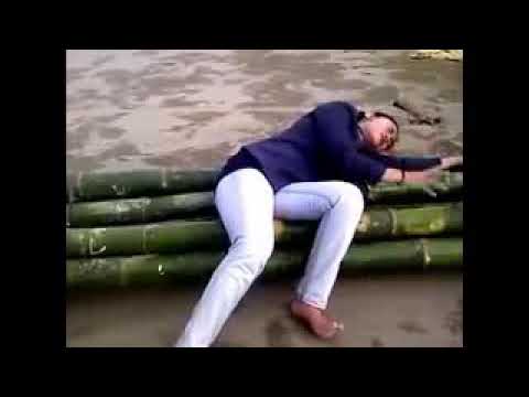 Cewek latah di terjang ombak