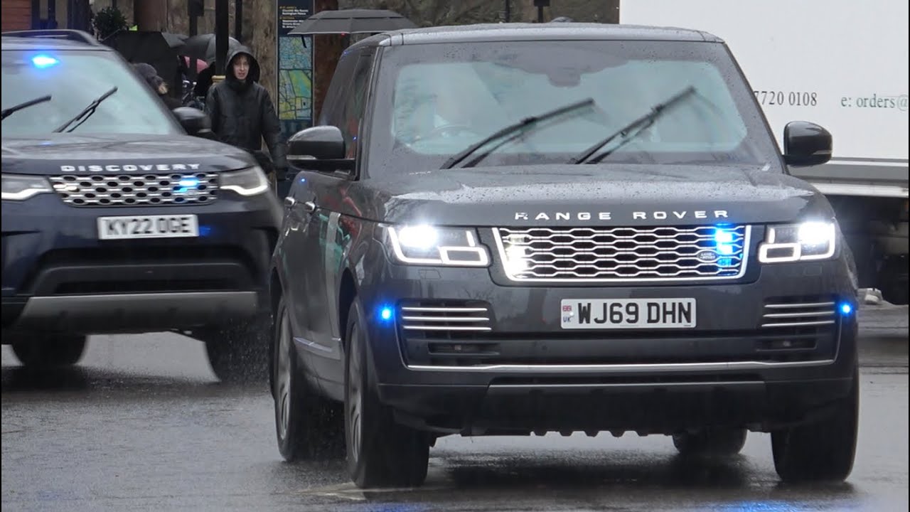 Unmarked Armoured Range Rover Sentinel & an Unmarked Land Rover ...