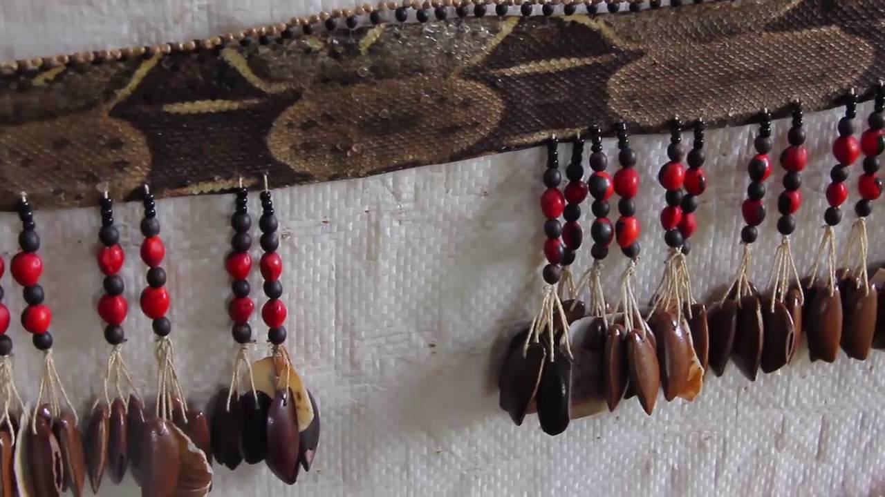 Artesanías shuar en el cantón Santiago - YouTube