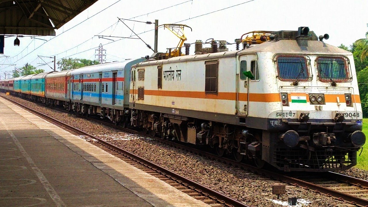 Super fast Wap 7 Bandra Rajdhani Express Just passing from Rail gate ...