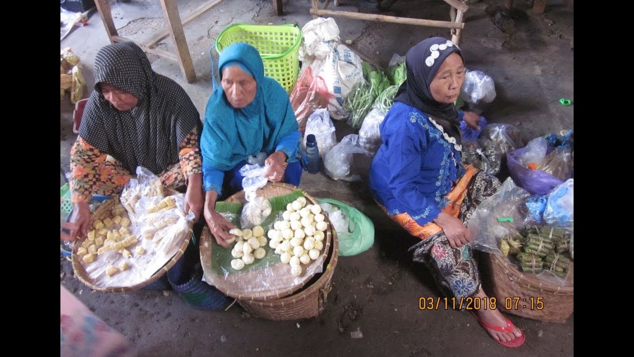 Kue Tradisional di Pasar Kuta Belik Pemalang - YouTube